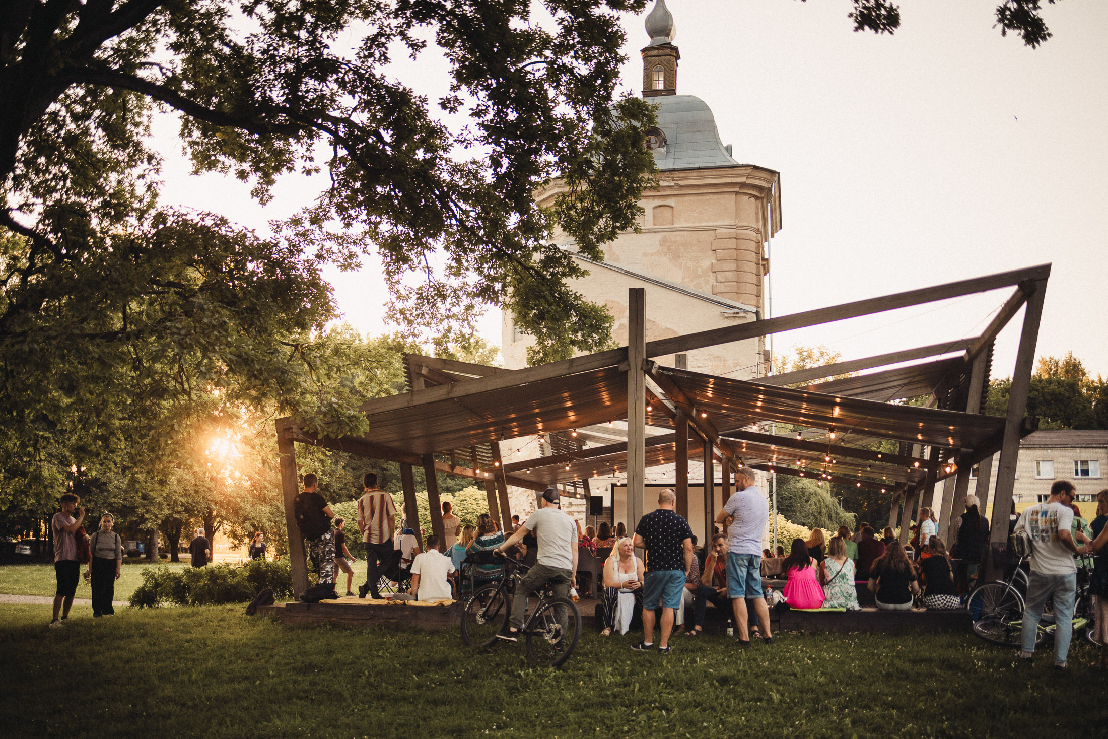 Aicina uz brīvdabas kinovakariem Valmiermuižā | Novados.lv